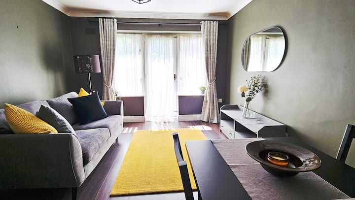 Chic Dublin City Apartment - Dún Laoghaire