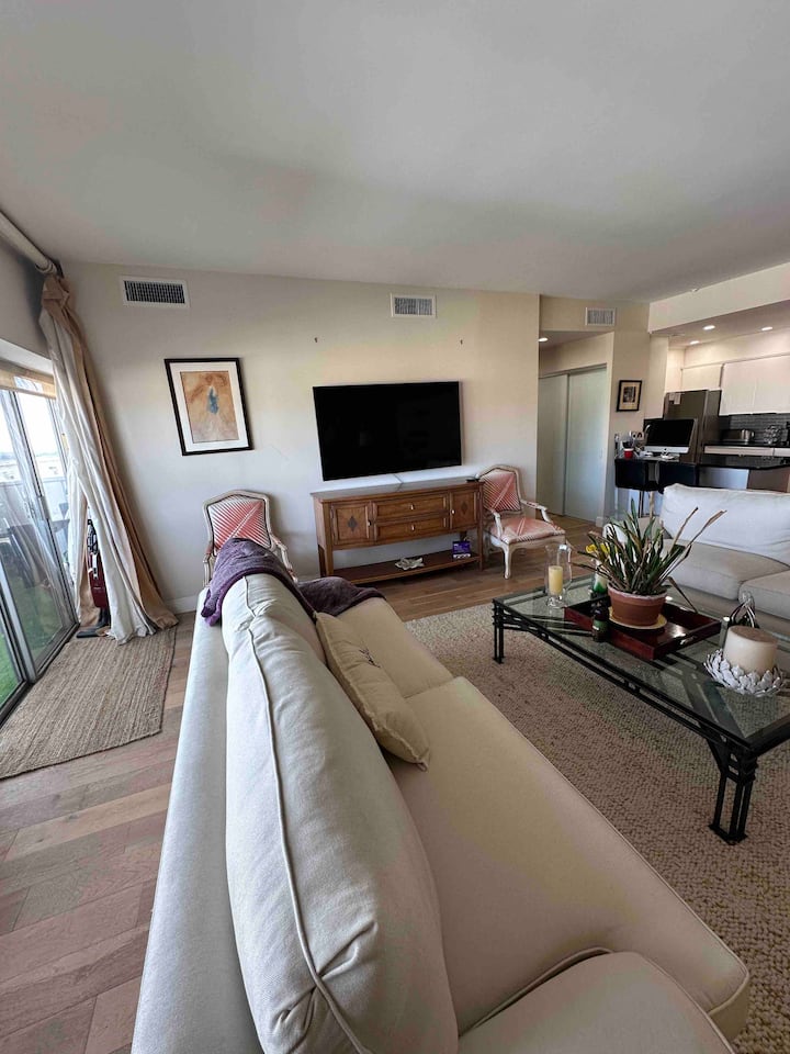 Luxury W Hlywd Area Condo+valet&prkg+view+doorman - West Hollywood, CA