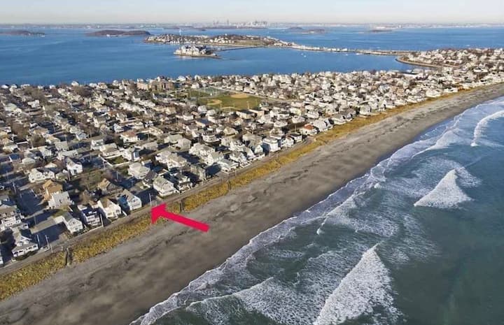 Beachfront House - Breathtaking Beachfront Views - Hull, MA