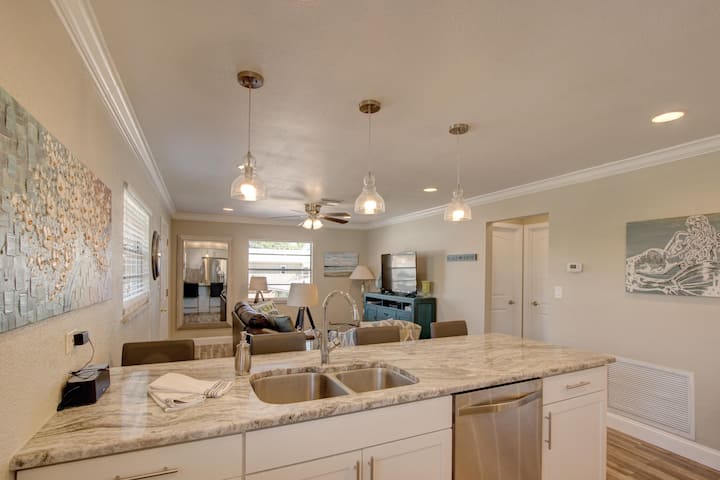 1 Block To Beach | 2br Unit, Pets Ok - Indian Rocks Beach, FL
