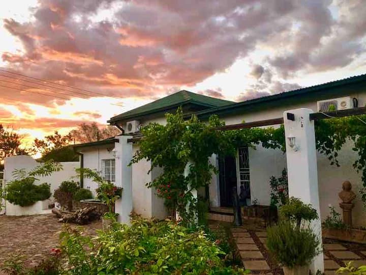 Bird’s Haven Guesthouse - Hunters Lodge - Philippolis