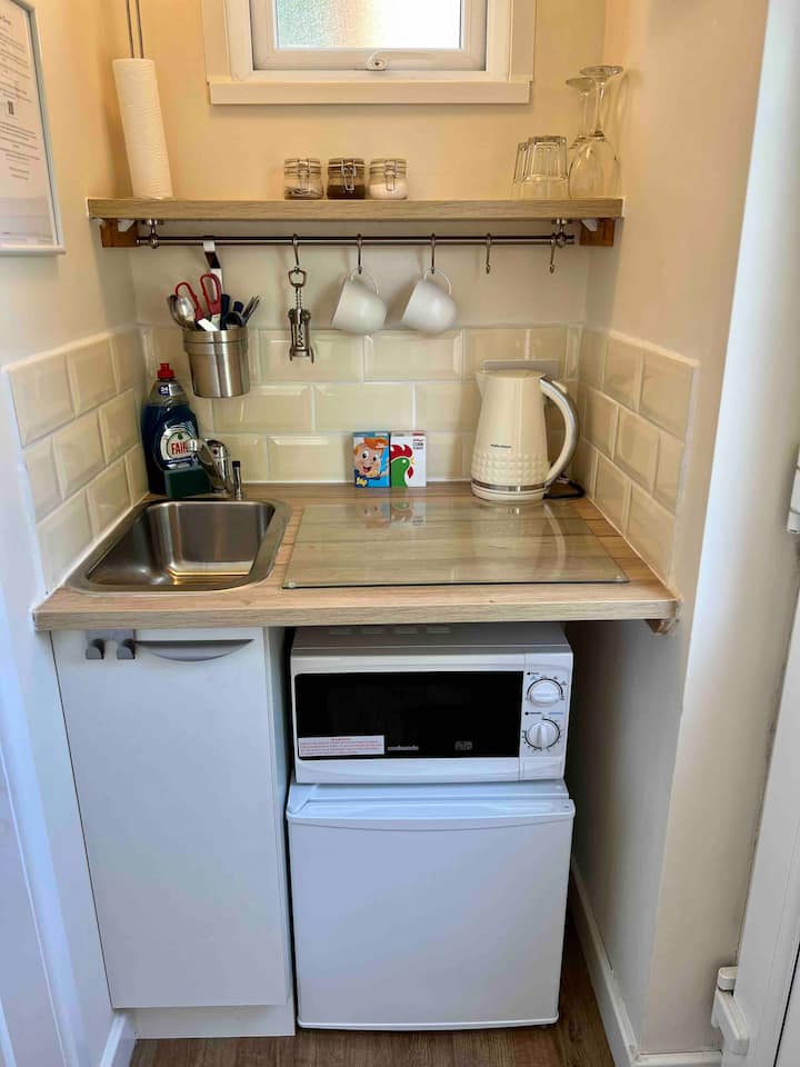 The Burrow, Bournemouth, Cosy Private Garden Room - Sandbanks