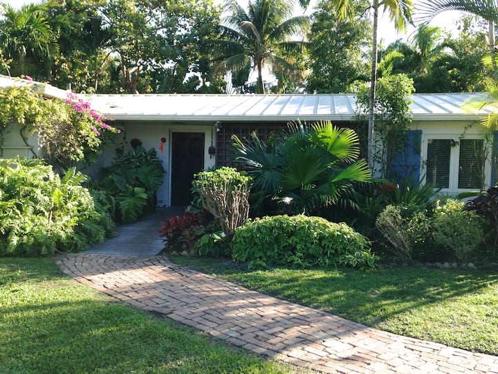 Cozy Tropical Island House Sleeps 9 - Key Biscayne, FL