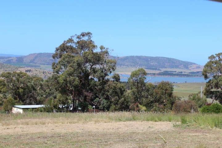 Dulcot 2 Bedroom Bedsit, 1 Ens. Bath No Kitchen. - Hobart