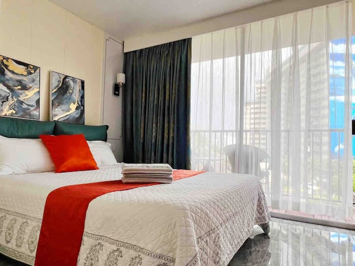 Homely Waikiki Legally Holiday Apt + Free Parking - Honolulu, HI