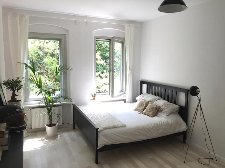 Beautiful 1 Bedroom Flat Off Schiller Promenade - Berlin