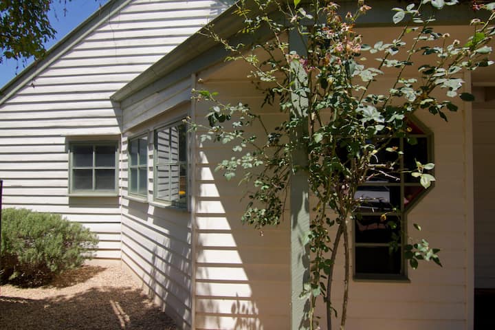 Atticus Cottage - Bright