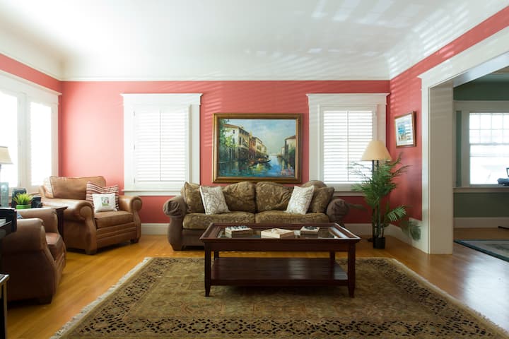 4 Bdrm Home— Island Charm, Wellness Area, Tiki Hut - Berkeley, CA