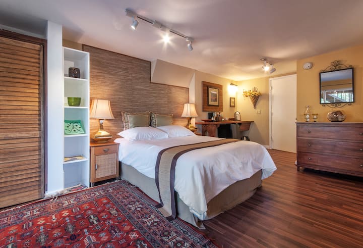 Peaceful Hillside Guestroom Private Entrance - Sonoma, CA