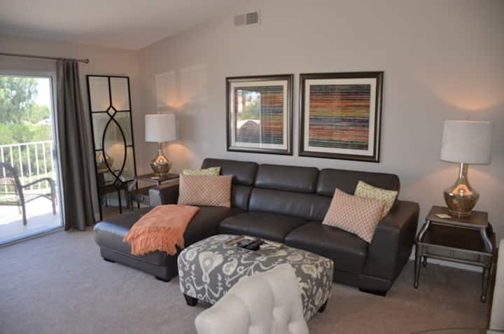 Modern 3 Bedroom 2.5 Bath Upper Villa On Pool - Palm Desert, CA