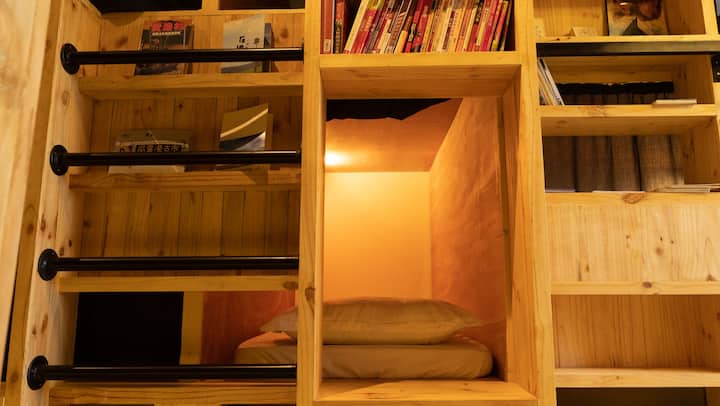 Route Five Bookstore-themed Dorm At Kuala Selangor - Kuala Selangor