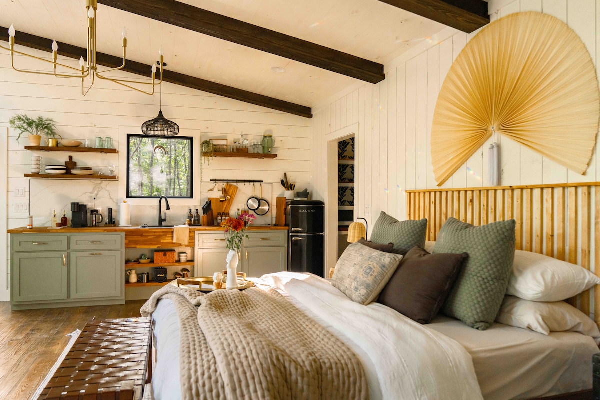 Romantic secluded treehouse- hot tub - lake - Treehouses for Rent in ...