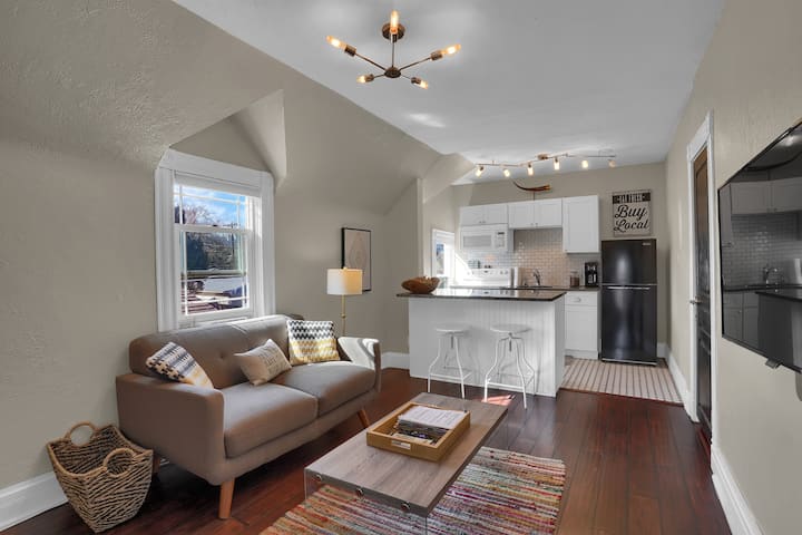 Downtown Boutique Boulder Suite - Colorado Springs, CO