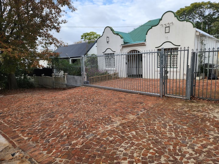 Newlands, Historic Character Home, Solar Installed - Le Cap