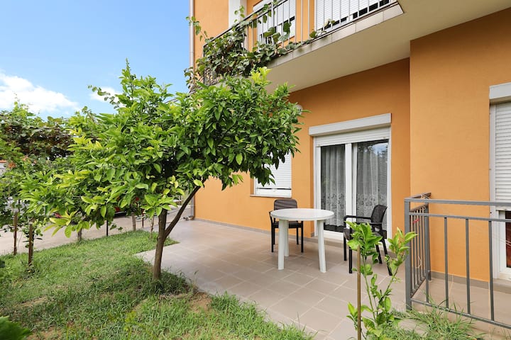 Prostrani Apartman S Terasom I Parkiralištem Wi-fi - Zara