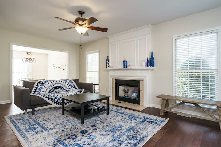 2 Story 2000sqf House! Spacious, Clean, Modern! - Apex, NC