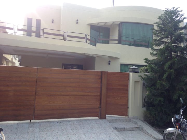 Dha Near Lhr 5 Bed Villa Close To All Amenities - Lahore