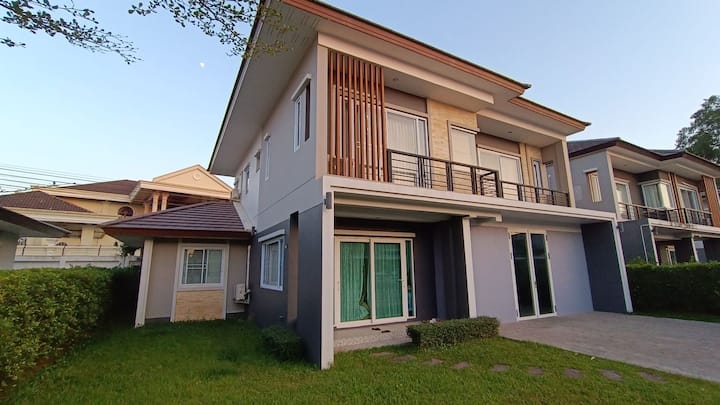 Cheerful 3-bedroom Home With Free Parking - Vientiane