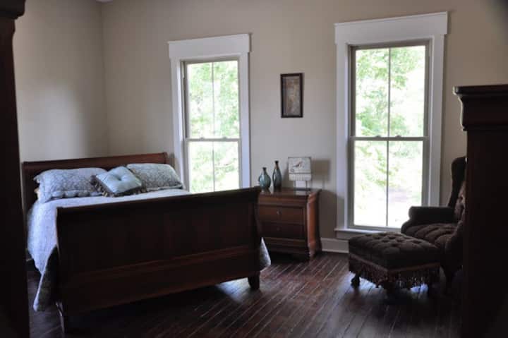 One Bedroom Apartment In Historic Home (3) - Lake Morris, KY