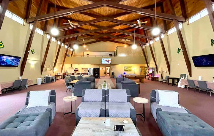 +5,000sqft, Full Kitchen, King Beds, Hot Tub, W/d - Eugene, OR