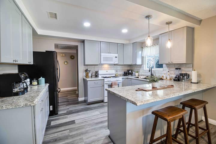 Welcoming & Cozy  Mid-century Home- Self Check-in - Hemet, CA