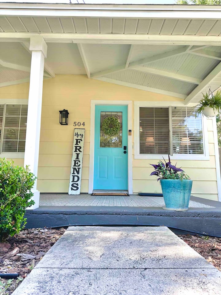 Pet Friendly Historic Yellow Bungalow - Ocala, FL