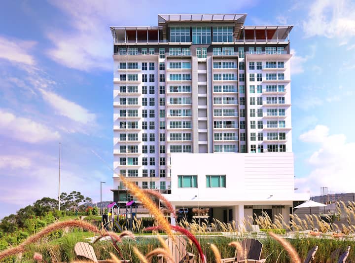 “Lujo Urbano: Frente A Centro Comerciales” - San Salvador