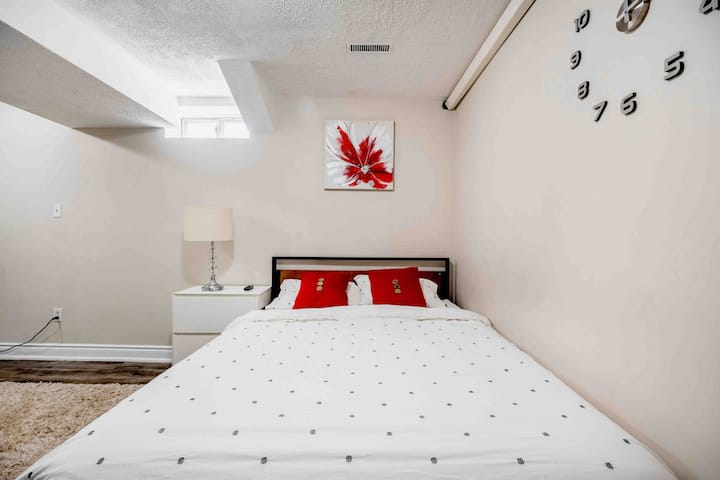 Gorgeous Room Wt Private Washroom - Caledon