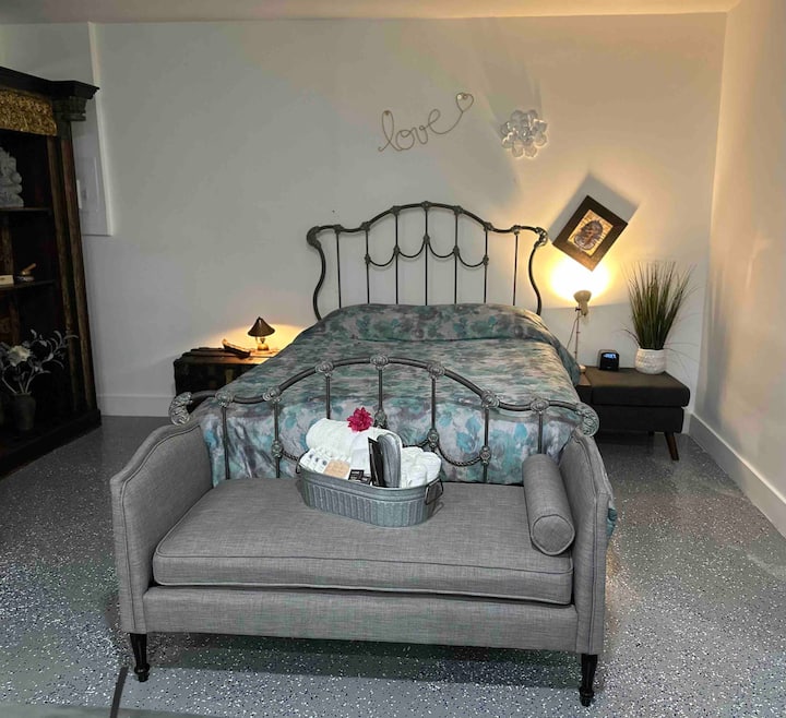 Flora's Garden Studio - North Miami, FL