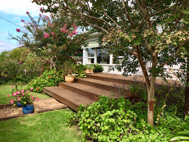 Gorgeous Beach Cottage Close To Beach & Amenities - Jervis Bay