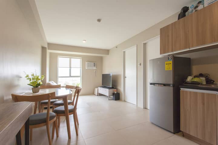 Large 2 Bedroom Condo / Pool / Near Sm Mall & Naia - Las Piñas