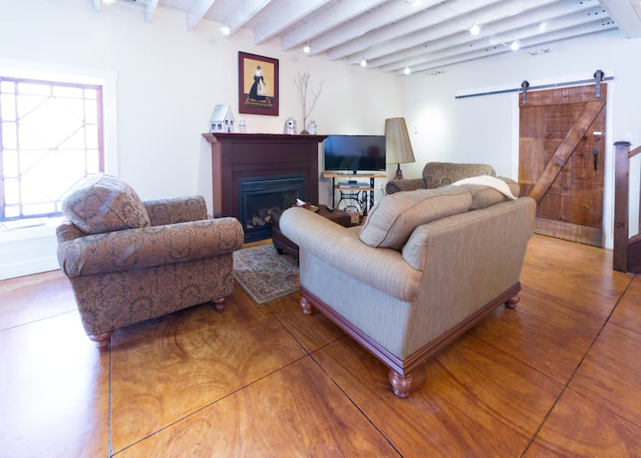 Authentic Heritage Loft Apartment - Collingwood