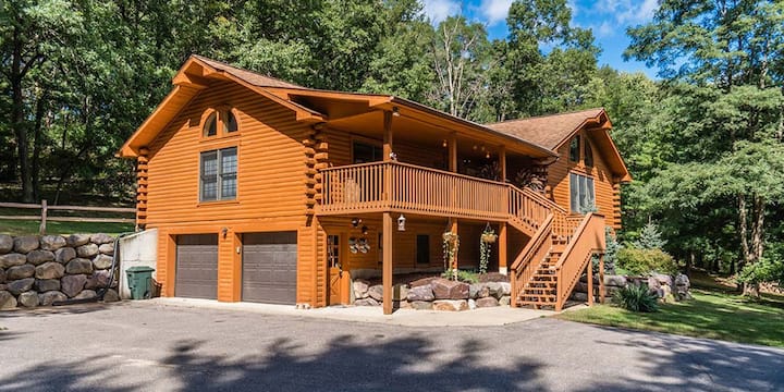 Log Gables, Log House -5 Bedroom House - Wisconsin Dells, WI