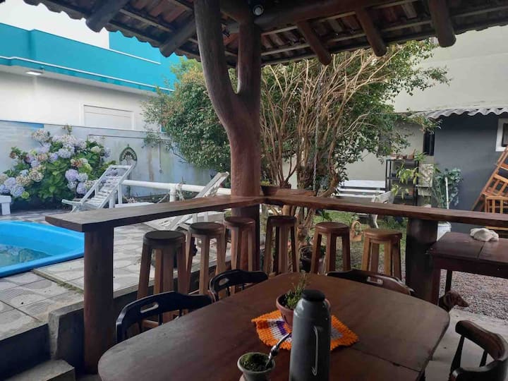 Suíte Confortável, Térreo, Acesso Fácil. - Imbituba