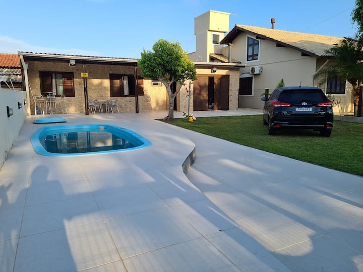 Casa Com Piscina Na Praia E Garagem No Pátio. - Tramandaí