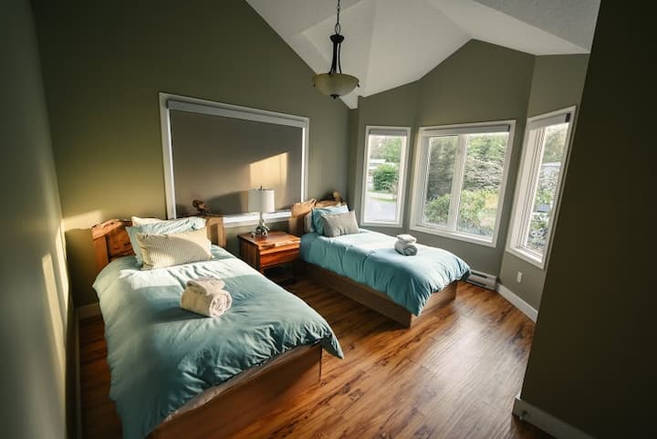 Green Cedar Retreat: 2 Beds+hot Tub - Tofino
