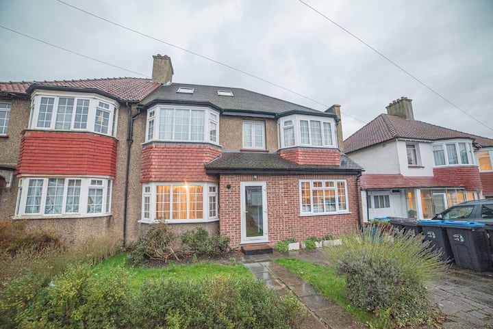 House Used For Advertising The Euro 2021 On Itv - Sutton Court