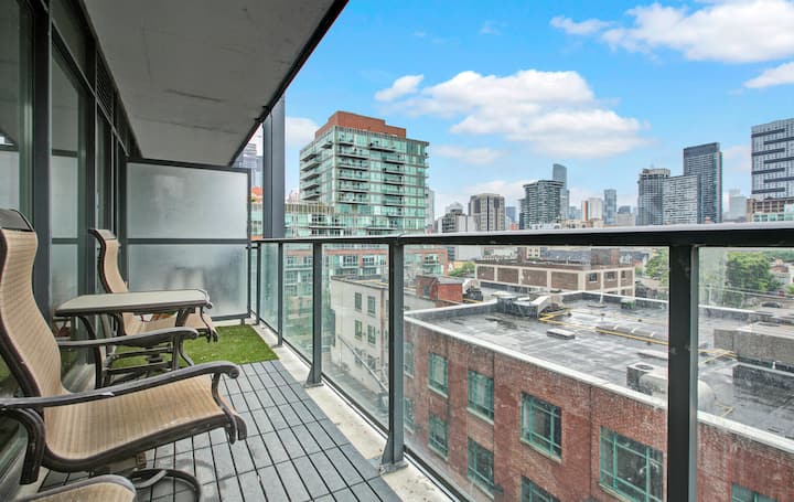 Modern 2br Suite With Balcony View + Free Parking - Toronto