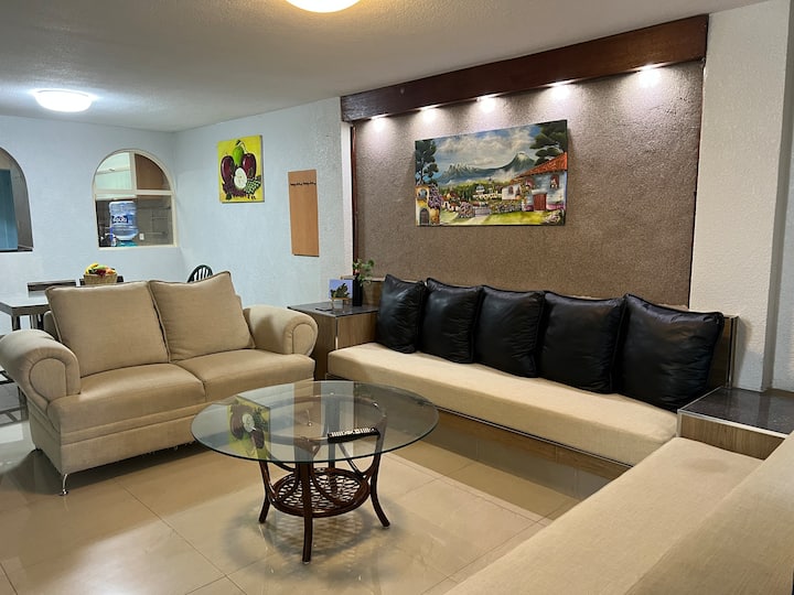 Casa Amplia Con Estacionamiento Cerrado. - Puebla