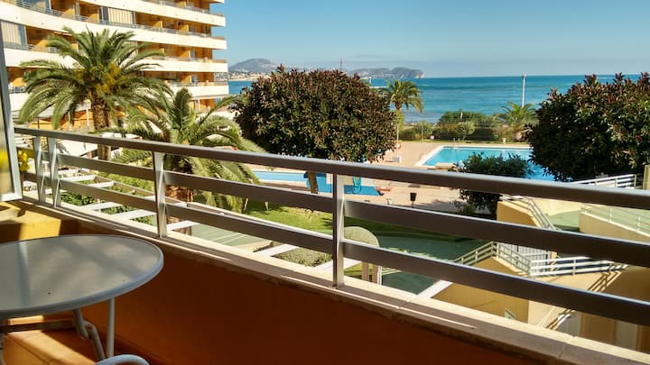 Sea Front Apartment With Views And Great Pool - Calp