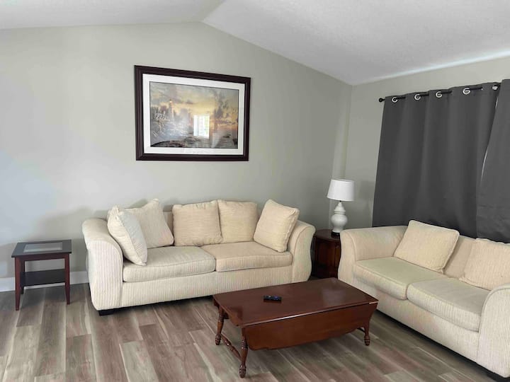 Large House Close To Park Gates, Great For Groups! - Hinton, AB, Canada