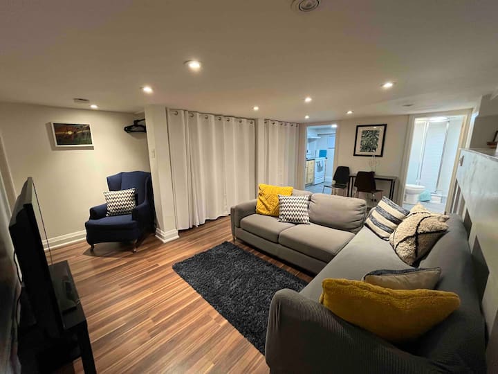 Clean & Vibrant In Corso Italia - Toronto