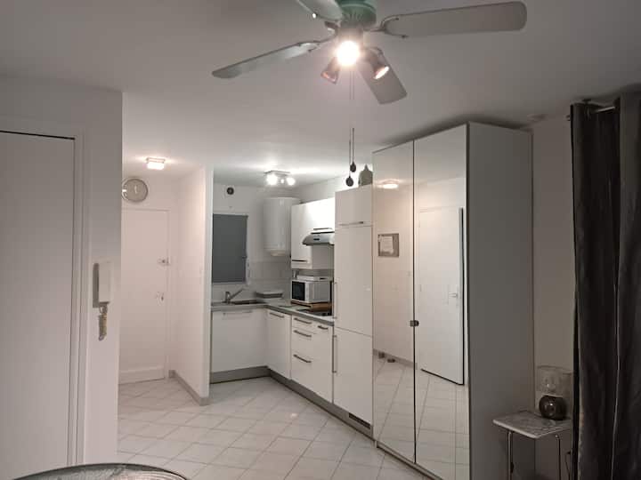 Joli Studio Design Balcon Sud Et Parking Gratuit - La Garde