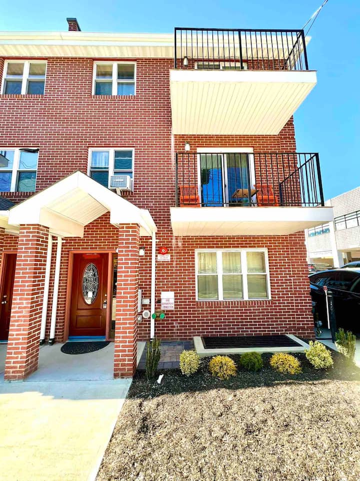 Lovely 3 Br 2 Ba Apt W/ Free Parking - Great Neck, NY