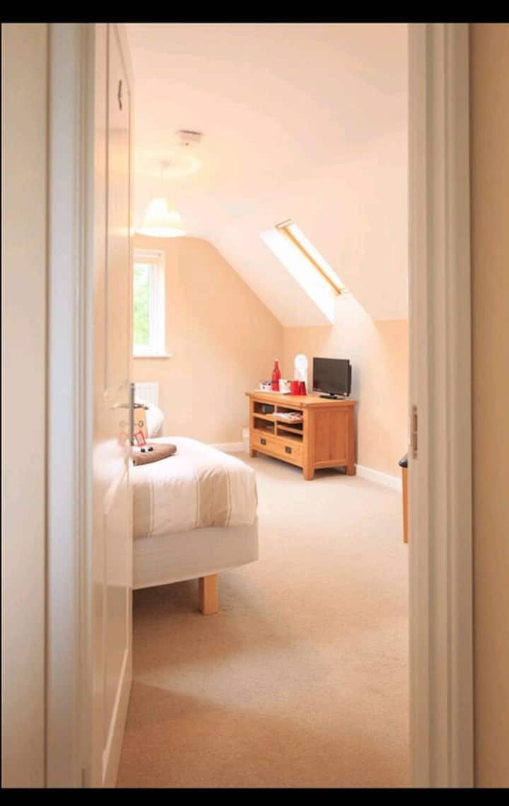 Coombe Retreat- Top Floor Triple Ensuite - 克利夫登