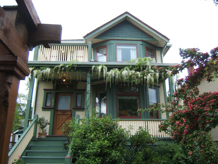 Character Home In Victoria - Victoria