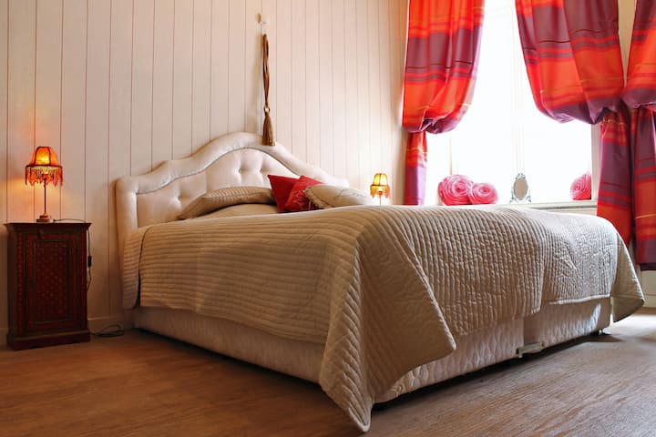 The Red Room! - Bruges