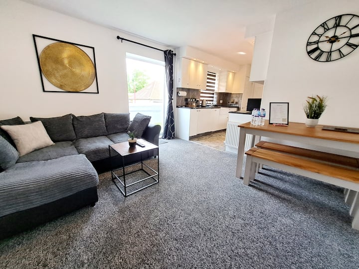 Bright 3 Bed Apartment, Terrace, Parking Space! - Watford