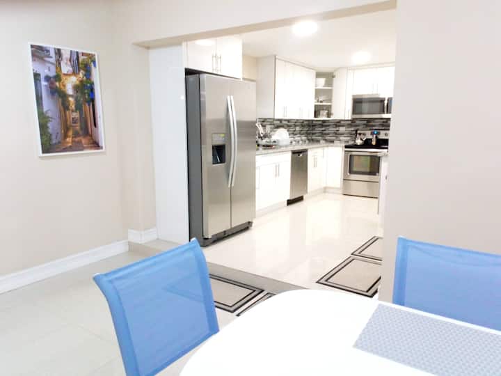 Room With Private Bathroom And Tv - Miami, FL