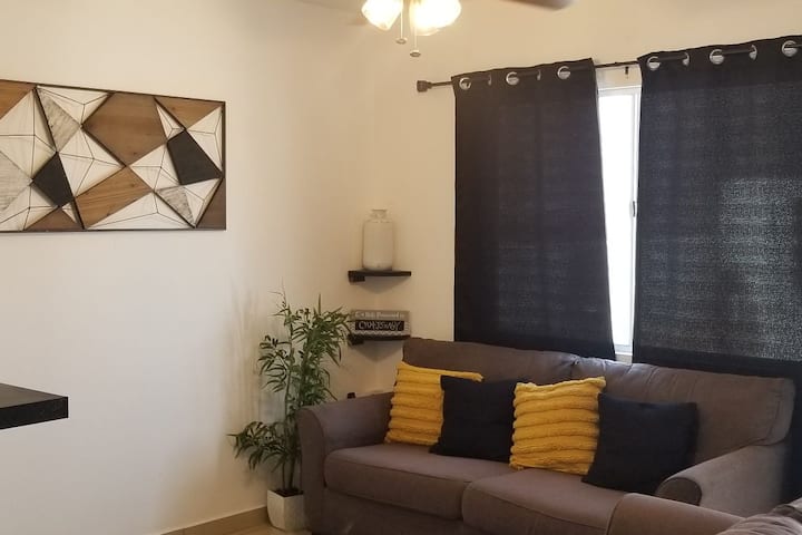 Isabel's Casita Is A Cozy, Centrally-located And Fully Equipped 3 Bedroom Home In Ensenada. It Is In A Small Gated Community And Has Beautiful Panoramic Views Of The Beach And The Mountains. - Ensenada